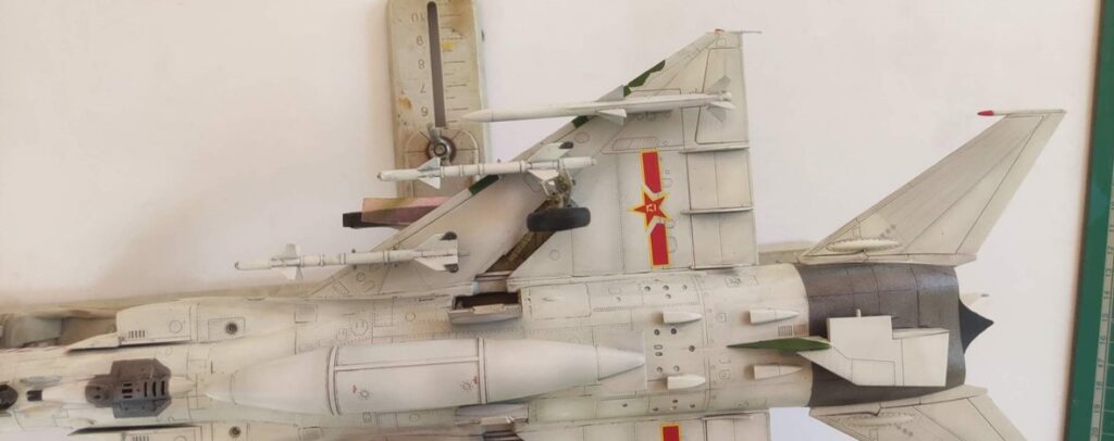 Shenyang J-8B Finback PLAAF Trumpeter a 1/48: calcas e instalando armas ...